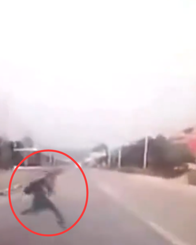 学生在看到车后还要强行横穿马路,结果直接被轿车撞飞