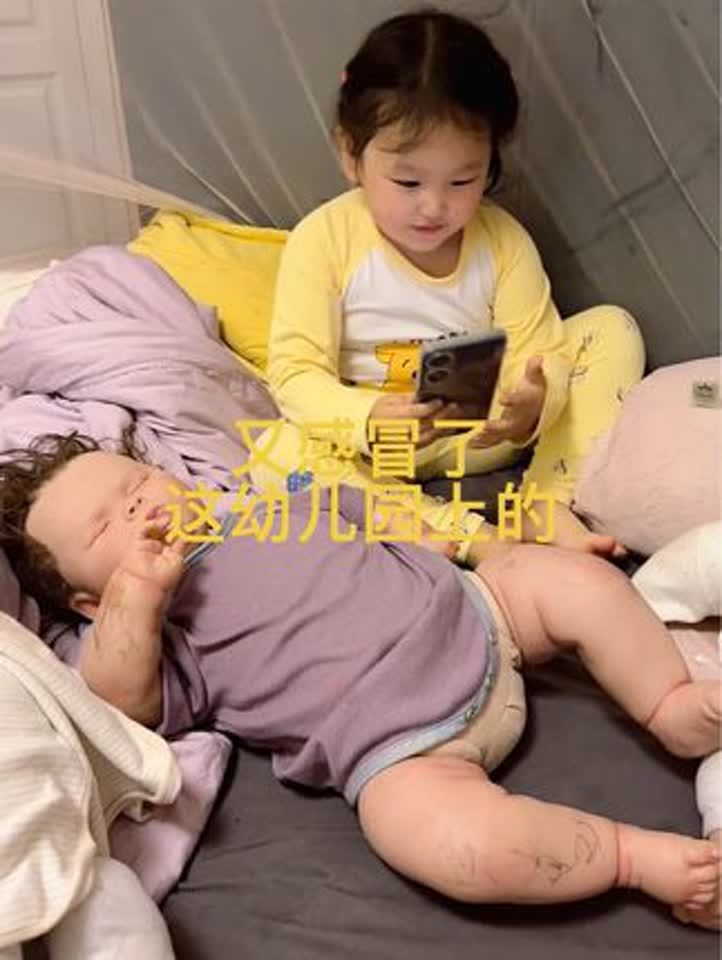 看着手机学急救知识吖,她这一天天的,想着办法的捣乱#人类幼崽 #记录...