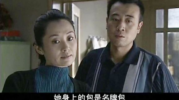 副厅长的老婆参加省委会议,高调背着名牌包,不料被女记者注意