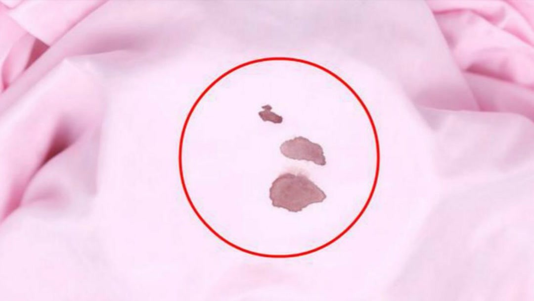 床单上有血渍别愁，教你清洗窍门，新老血渍轻松去除干净，真省事