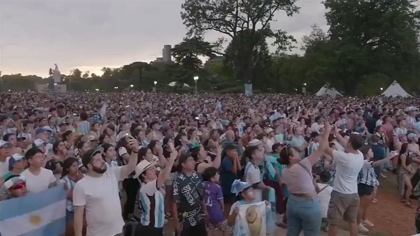 劳塔罗罚进制胜点球战胜荷兰后,阿根廷首都球迷彻底陷入疯狂!