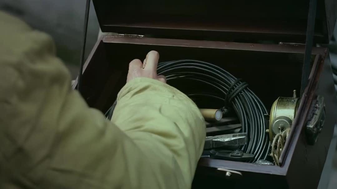 地下党造定时炸弹,放在箱子里还骗说是电阻棒,守门鬼子居然信了