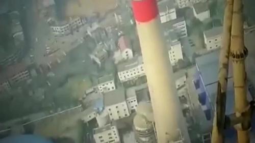 师傅在高空作业,必须要时刻注意自身安全,可不是闹着玩的