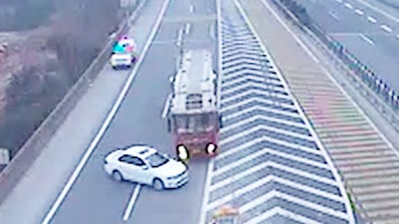 新手女司机上演“自杀式”开车 高速先倒车再变道险撞大货车