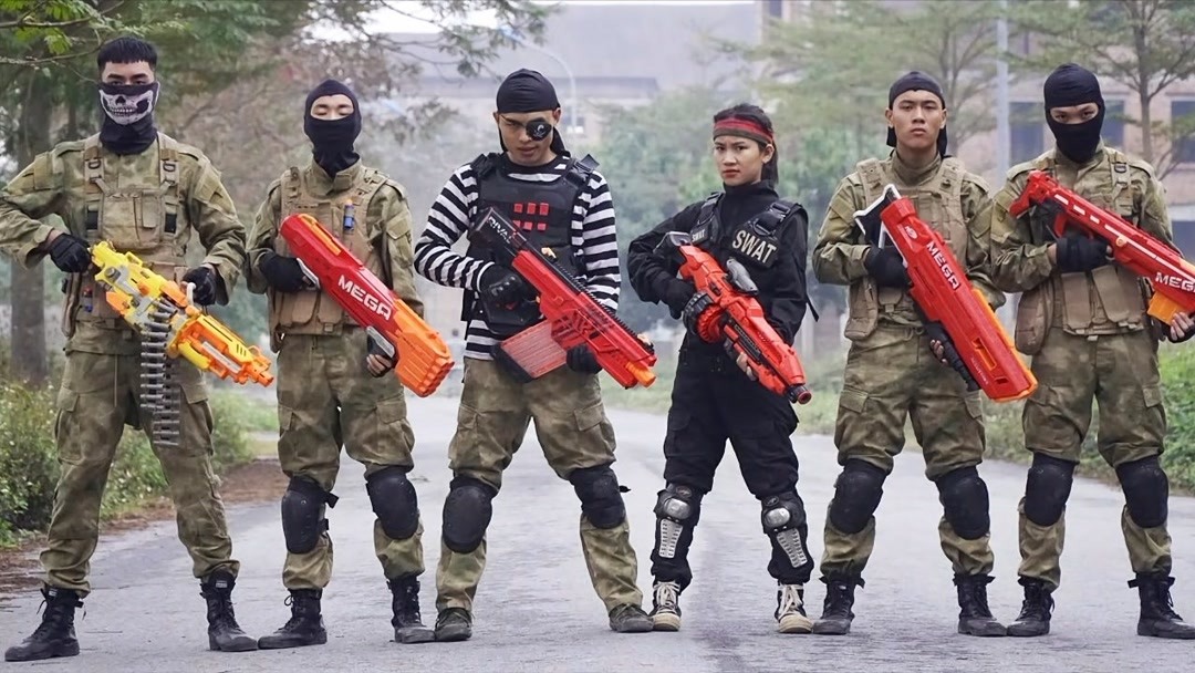 真人CS:各类玩具枪大比拼,玩转吃鸡游戏!