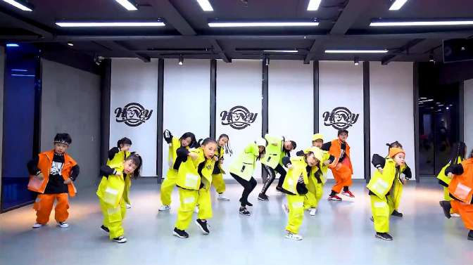 野狼舞蹈小学生,少儿流行舞《野狼Disco》舞蹈,跳的太棒了