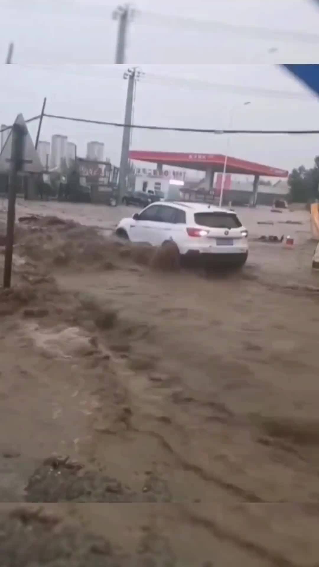 雨季行车安全。