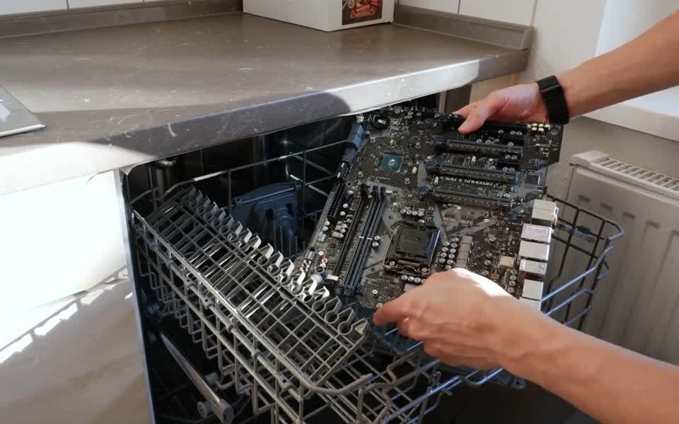 水洗是才是最佳方法!外国小哥证明用洗碗机清洗电脑组件才是最好的...