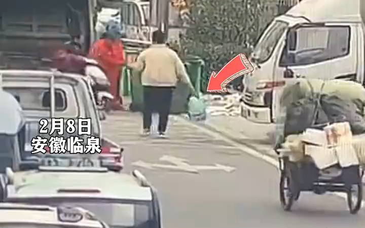 男子误将10万现金当垃圾扔了,卸车焚烧前一刻被拦下,工作人员翻找...