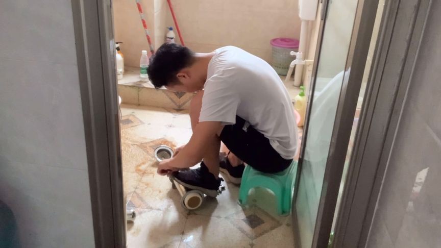 小伙把家里的净水器滤芯换掉,结果装完还漏水,最后才发现问题。