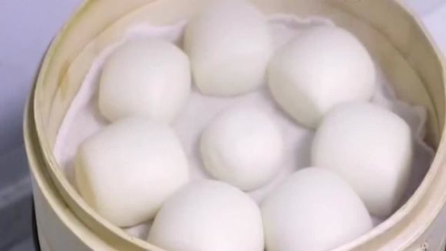 蒸馒头时,只加酵母是大错特错,加一点它,馒头又香又松软