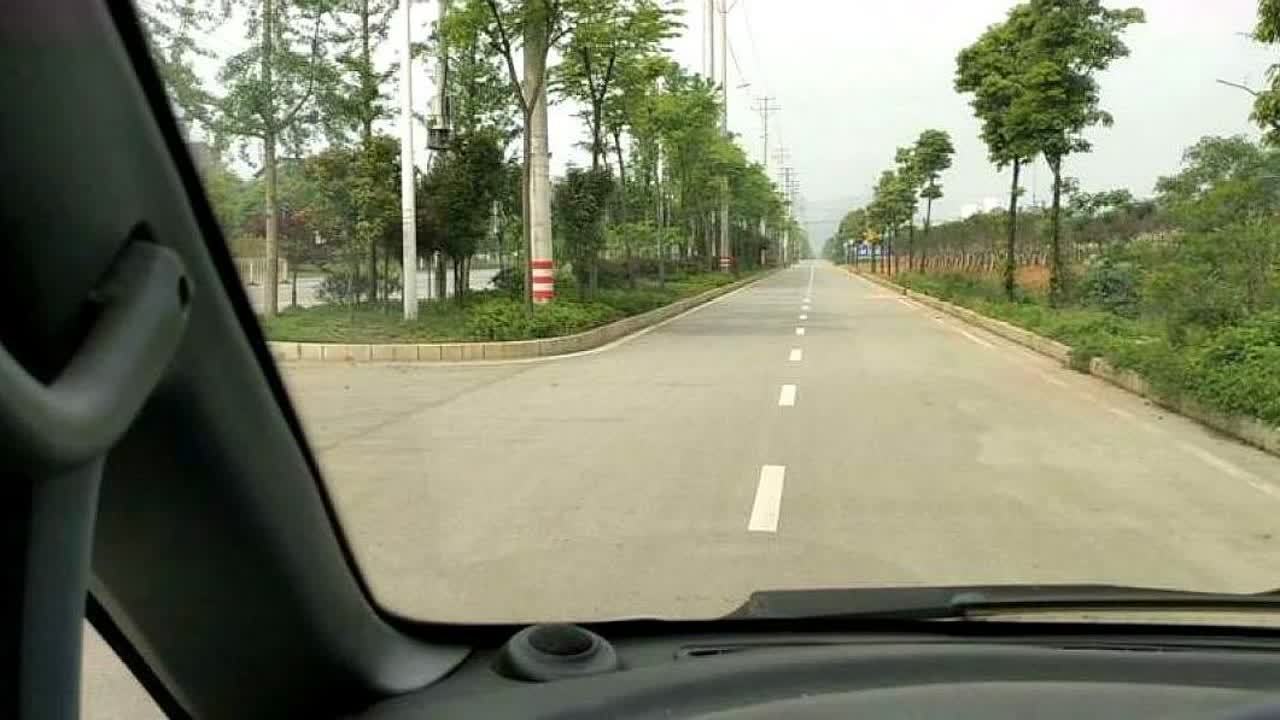 开车如何判断车轮位置?老司机都用这一招,简单实用