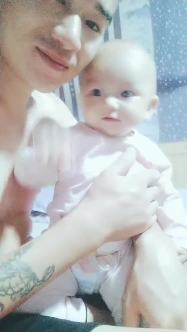 大姨妈不小心弄脏了床单,老公给换了干净的,他把宝宝哄睡着,然后把...