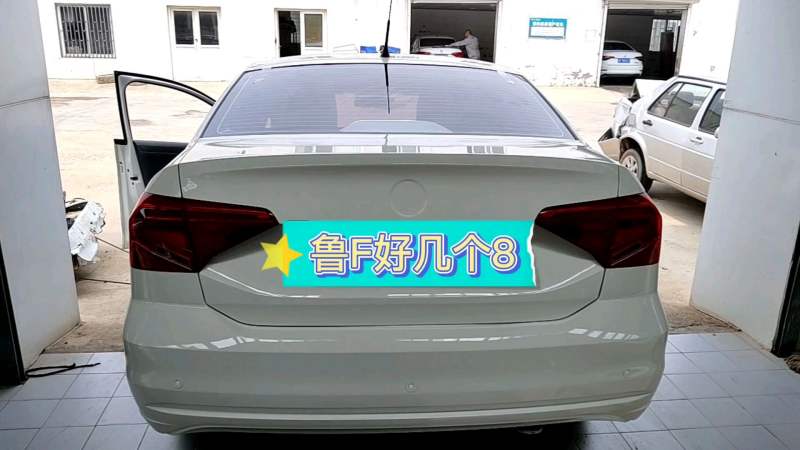 切割车捷达维修完成,美女一手车准备交付客户