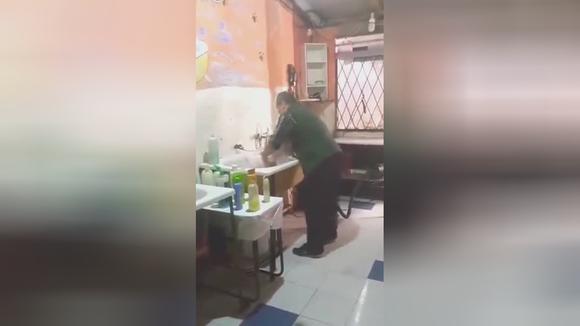 宠物店的员工是这样给宠物洗澡的怪不得每次洗完澡回来都不一样好