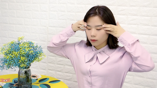 女人皮肤松弛皱纹多,早晨2个动作,紧致肌肤、人也年轻