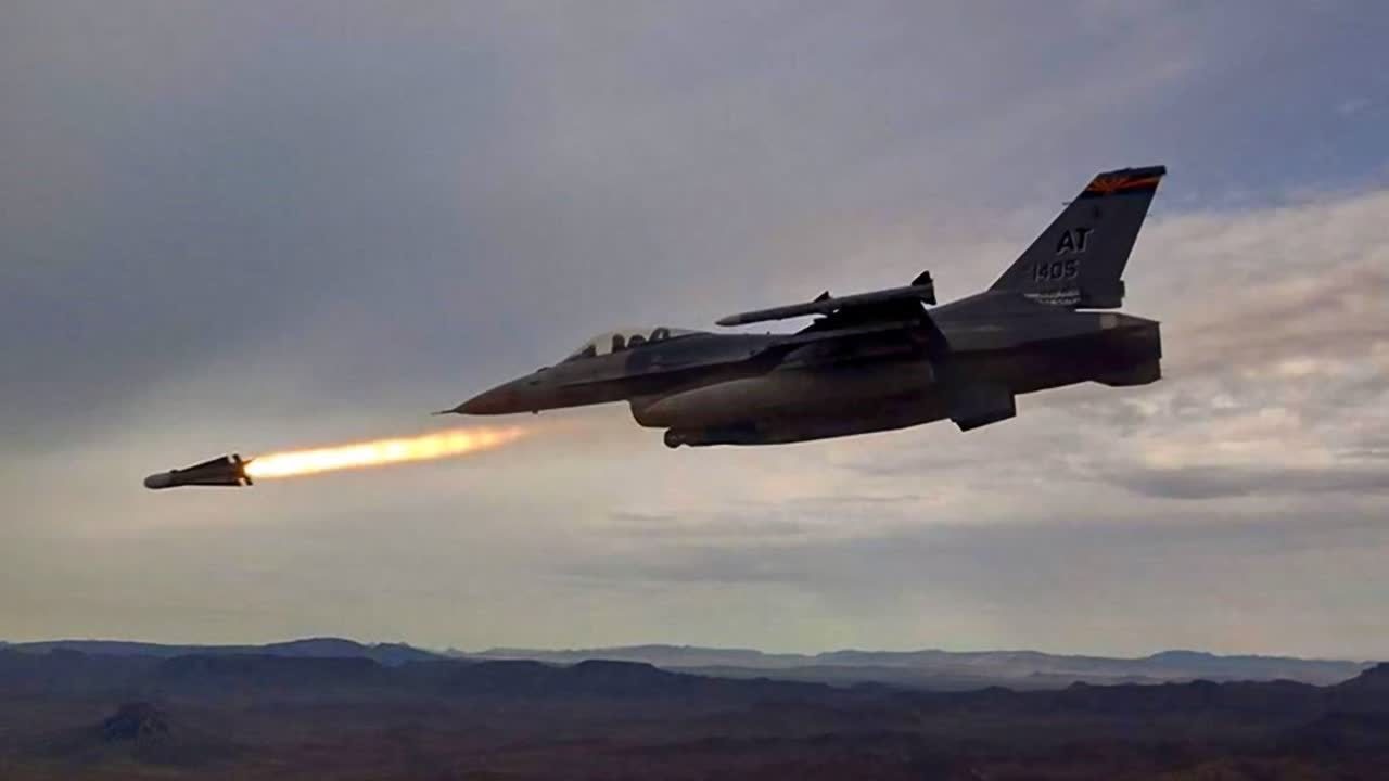 美军战机空袭伊朗邻国后,大批民众调转枪口,围攻美国大使馆