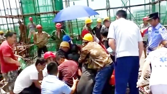工地工人不小心摔倒钢筋刺穿胸膛 救援中民警用身体垫起伤者