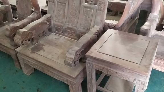 沙发打磨底漆完毕等待清理干净喷漆