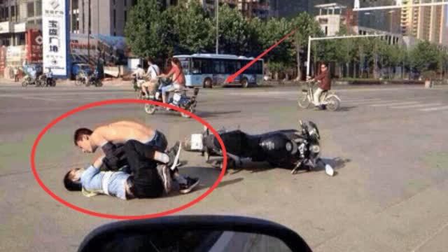 男子违停当街殴打交警,索赔14万七的手表,3秒后交警让他后悔!