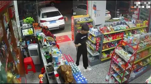 就因为一瓶矿泉水,男子竟如此操作,老板被惊的话都说不出来