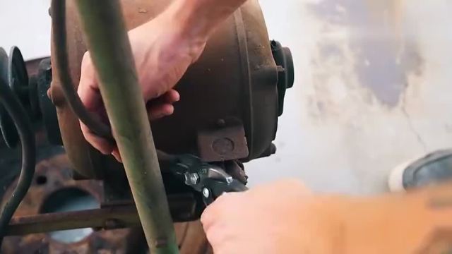 翻新台式砂轮机,这也就是老师傅的日常操作,实在是佩服