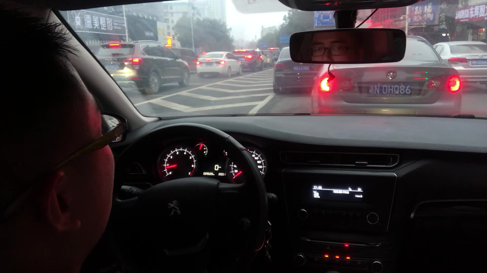 手动挡汽车遇到堵车,走走停停操作演示,看着像有几年驾龄?