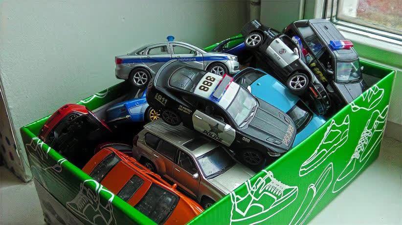 几种警车玩具和跑车模型