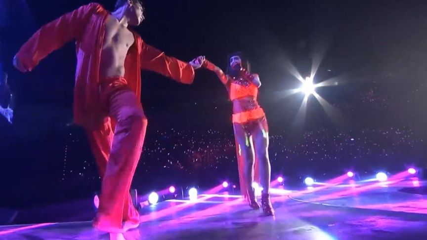 周杰伦出现在蔡依林演唱会上,当周杰伦抱住她的那刻,全场沸腾了