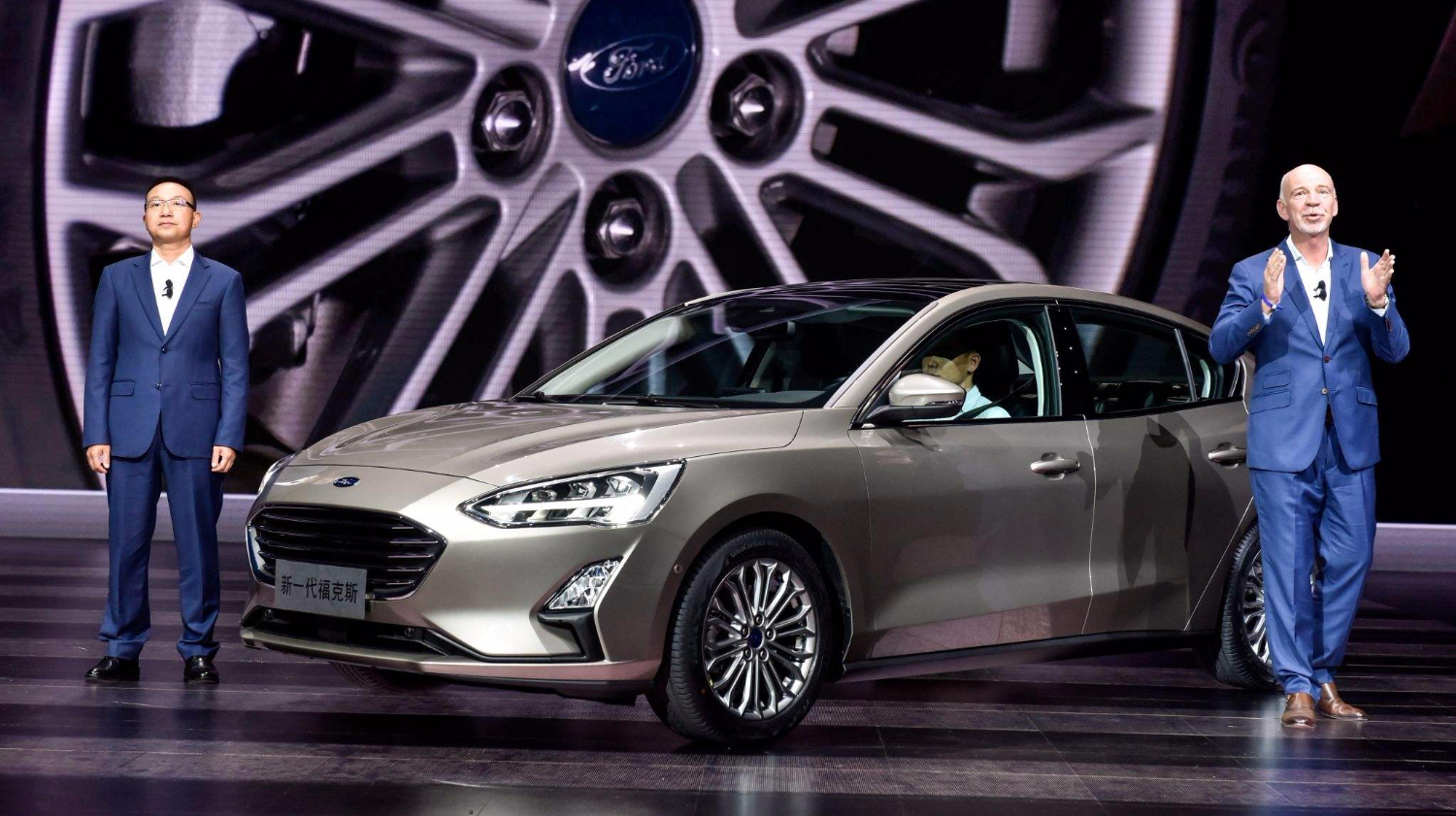 新一代福特福克斯在重庆全球首发!旋钮换挡+8AT,配置满分!