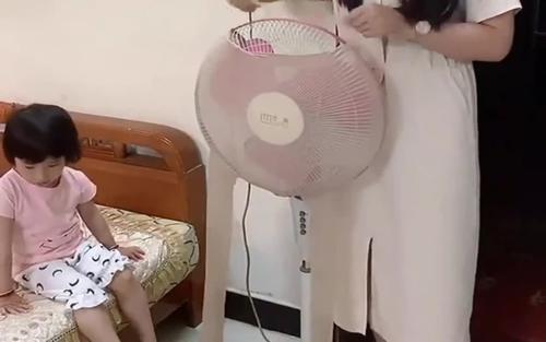 聪明的妈妈安全意识就是高,用丝袜包住电风扇