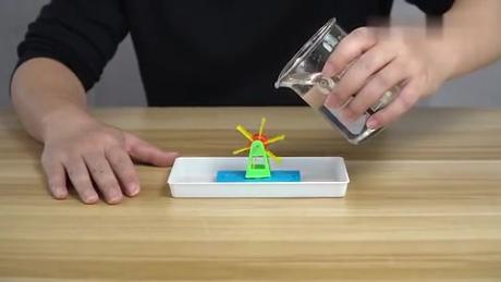小学生科技小制作科学实验:简易水轮车