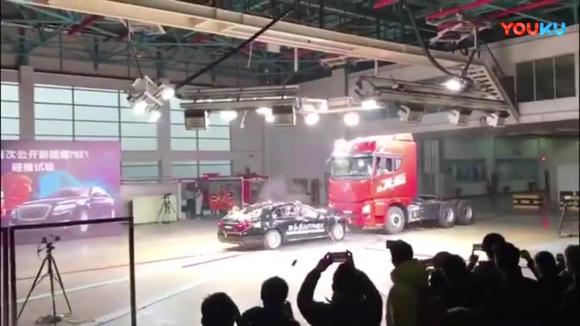 18款红旗H7碰撞测试,对撞卡车丝毫不虚!