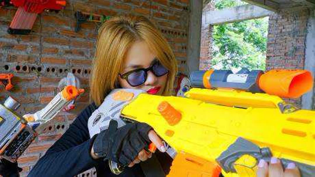 CS真人扮演:眼镜小姐姐VS面具帮坏蛋