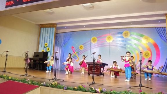[2019.10.22 朝鲜] 幼儿园小朋友歌舞表演(传统乐器)