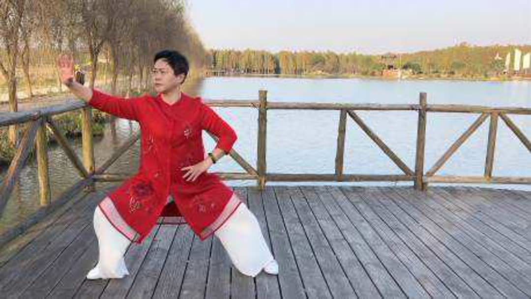 有山,有小桥流水,有太极美女,好美一幅画