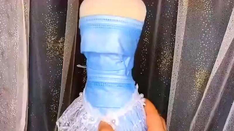 戴了一次的口罩扔了太可惜,消消毒给芭比做条有创意的小裙子吧!