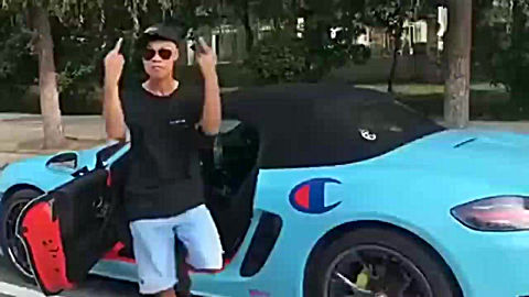 开敞篷跑车出行好拉风,5秒后你们憋着别笑!