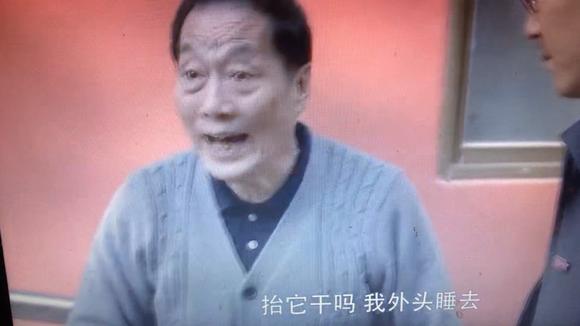 这老头也是太狠了,直接拿着石头把自己家的玻璃砸了,只因为儿子