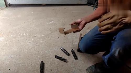 老外用摩托车减震器弹簧,制作木板凳,这创意太牛了