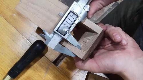 老师傅给本人量身定做制造的木刨,过程看的特别痴迷,不愧是牛人