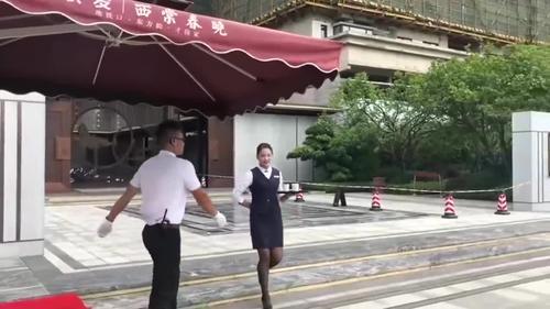 售楼处的保安又高又帅,军事化管理喝水也要有仪式感