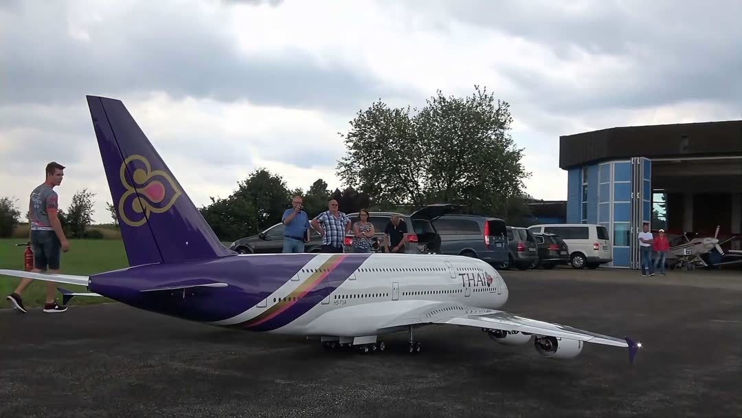 长达6米的空客A380模型试飞,太霸气了,感觉都能坐人了