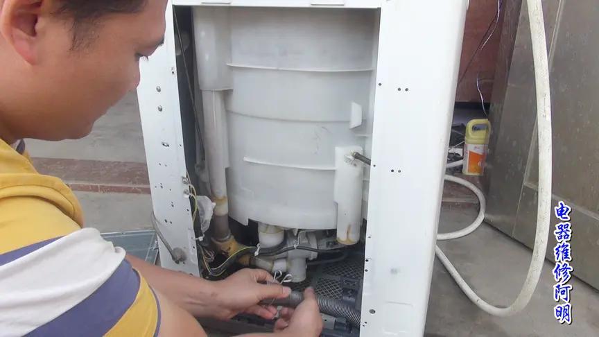 这台洗衣机出现排水太小,不料是业余师傅搞的