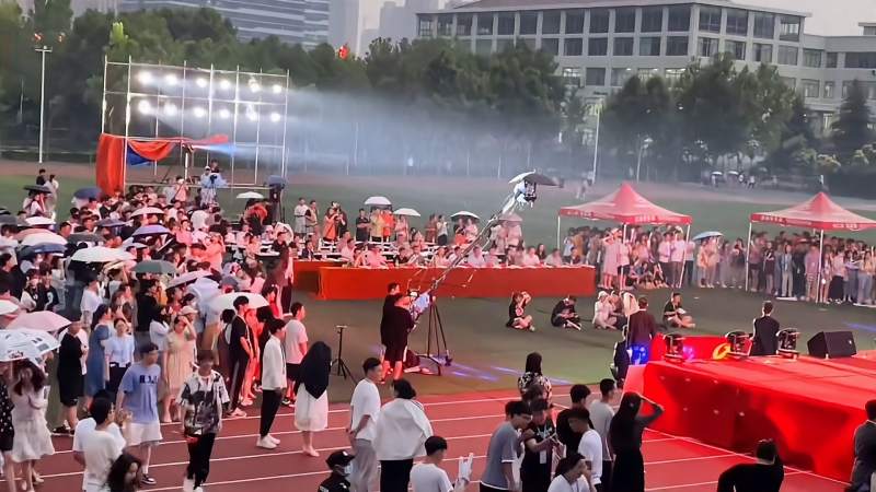 师道尊严!大学毕业晚会突降大雨 老师无人离席 雨中坚持观看表演