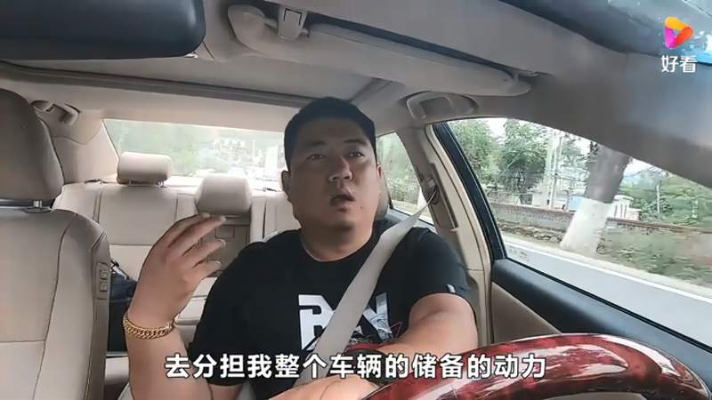 把丰田凯美瑞开到路上测试,真实油耗评测,来看老司机的试驾