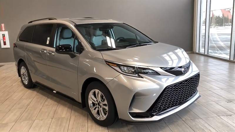 2021款丰田塞纳到店实拍,按下车钥匙坐进驾驶室,买不买做个参考