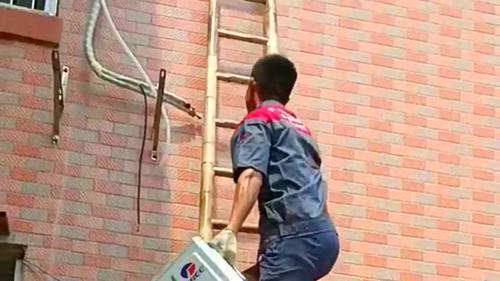 高空作业安装空调的师傅,在没有安全措施的情况下徒手爬梯
