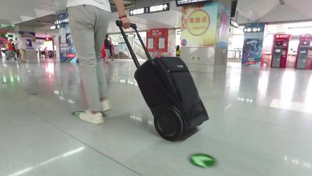 技术大咖发明"巨轮"行李箱,空间大更省力,还带GPS定位跟踪!
