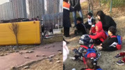 河南安阳一幼儿园校车与货车相撞后侧翻 孩子们吓得坐地大哭